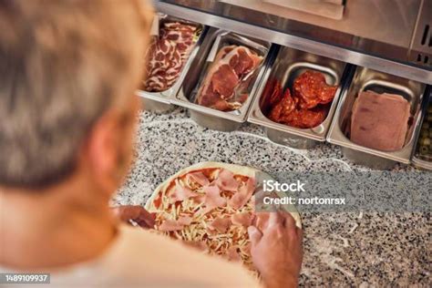 햄으로 피자를 만드는 남자의 모습은 다양한 종류의 육류 제품을 가지고 있습니다 45 49세에 대한 스톡 사진 및 기타 이미지 45 49세 고기 요리 남자 Istock