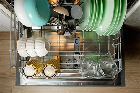 사용할 수 있는 현대식 식기 세척기에 깔끔하게 정리된 깨끗한 접시 가정 생활에 대한 스톡 사진 및 기타 이미지 가정 생활 가정 주방 가정의 방 Istock