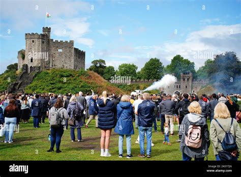 Des spectateurs regardent des membres de l'Artillerie royale du 104 ...
