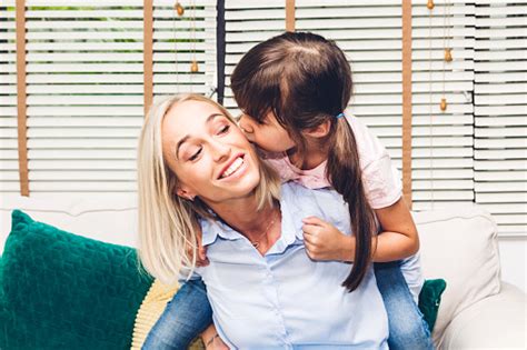 집에서 함께 웃는 엄마와 함께 포옹 하는 어린 소녀 어머니와 아버지의 날 개념의 사랑 가족에 대한 스톡 사진 및 기타 이미지 가족 귀여운 금발 머리 Istock