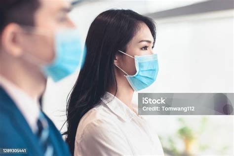사무실에서 일하는 동안 의료용 얼굴 마스크를 착용한 사업가 대만에 대한 스톡 사진 및 기타 이미지 대만 보호 마스크 20 24세 Istock