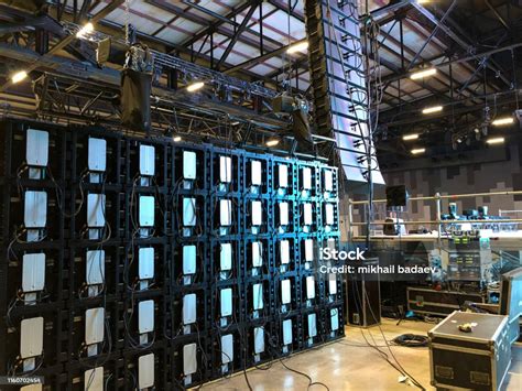 콘서트를 위한 전문 사운드 조명 비디오 및 무대 장비 설치 앰프 비행 케이스 및 라디오 마이크가 있는 백스테이지 공간 무대 뒤에 대한 스톡 사진 및 기타 이미지 Istock