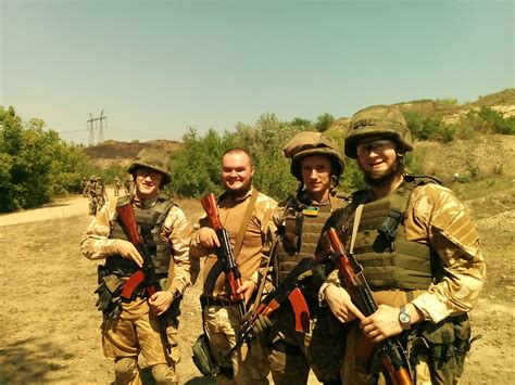 Колишній розвідник повернувшись із фронту продовжує воювати як журналіст