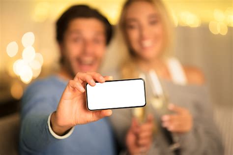 홈 셀카입니다 빈 화면으로 휴대 전화에서 사진을 찍는 커플 2명에 대한 스톡 사진 및 기타 이미지 2명 Date Night Romance 가정 생활 Istock