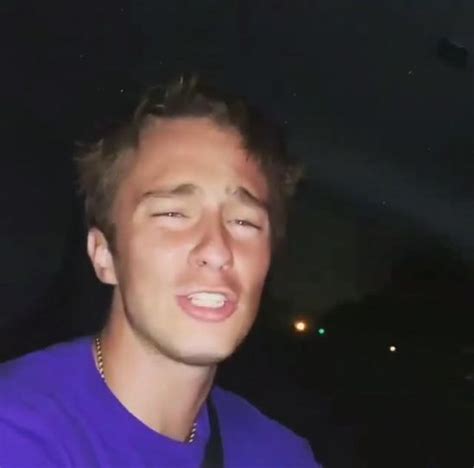 Pin Oleh Katie Di Drew Starkey Pose Pengeditan Foto Ide Berpose