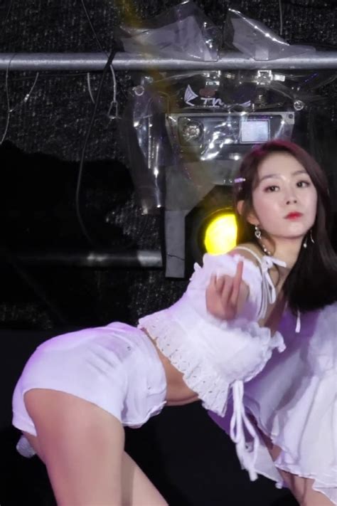 흰 반바지 입은 러블리즈 서지수 뒤태