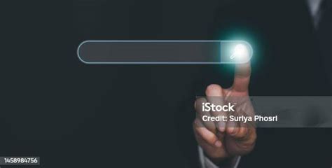 사업가 손 입력하고 새로운 비즈니스 동향을 찾기 위해 엔진 브라우저 아이콘을 검색합니다 개념에 대한 스톡 사진 및 기타 이미지 개념 개발 개선 Istock