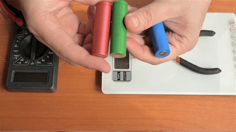 Как проверить емкость аккумулятора 18650 мультиметром на работоспособность