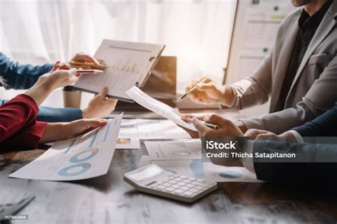 사업가 관리자 재무 감사 및 비서 보고서 작성 잔액 계산 감사 개념 내의 소득 감사 서비스 3 명에 대한 스톡 사진 및 기타 이미지 Istock