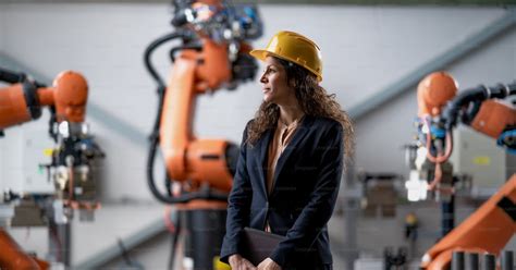 공장에서 로봇 팔을 프로그래밍하기 위한 태블릿을 사용하는 자동화 여성 엔지니어 사진 Unsplash의 자동 번역 이미지