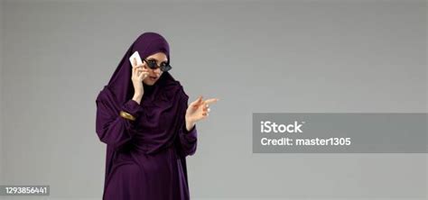 스튜디오 배경에 고립 된 세련된 히잡에서 포즈를 취하는 아름다운 아랍 여성 패션 컨셉 20 24세에 대한 스톡 사진 및 기타 이미지 20 24세 감정 건강한 생활방식