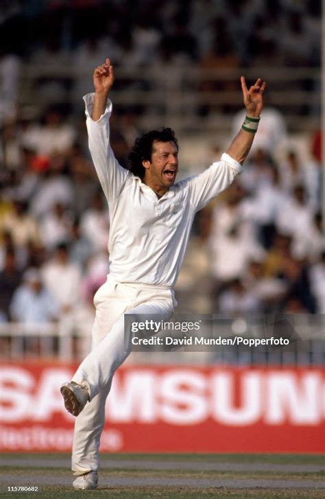Pakistan Cricketer Imran Khan In Sharjah 1991 News Photo Getty Images