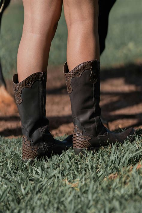 꽃 꽃무늬 낭만적인 농촌의 데님 원피스 들판 따뜻한 미적 소녀 밝은 벨트 블루 빨간 장미 서양 미술 서양