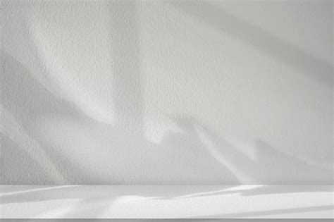 스튜디오 배경 회색 콘크리트 벽 배경에 햇빛 반사로 그림자를 남기고 시멘트 바닥에 추상적인 조명이 있는 빈 흰색 스튜디오 룸 제품 프레젠테이션을 위한 배경 디스플레이