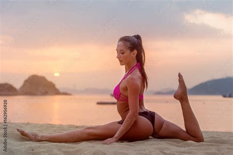 Fotka „photo In Profile Of Slim Fitness Model With Brown Hair Wearing