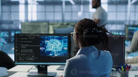 Ingeniero Mecanografía En Computadora En Servidor Centro Supervisión Datos Centrar Energía