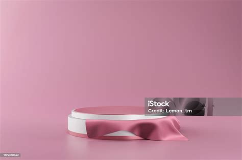 발렌타인 컨셉 배경에 분홍색 패브릭 플랫폼이있는 흰색 받침대 또는 연단 디스플레이 제품을 전시하기 위한 빈 화장품 선반 스탠드