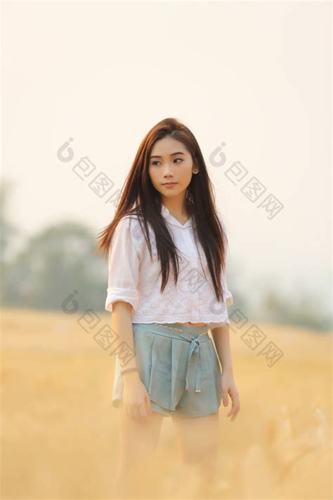 亚洲女孩在麦田 包图企业站