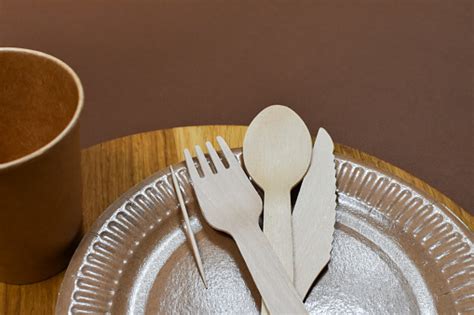 제로 폐기물 환경 친화적 인 일회용 골판지 갈색 배경에 종이 기구 0에 대한 스톡 사진 및 기타 이미지 0 0명 갈색