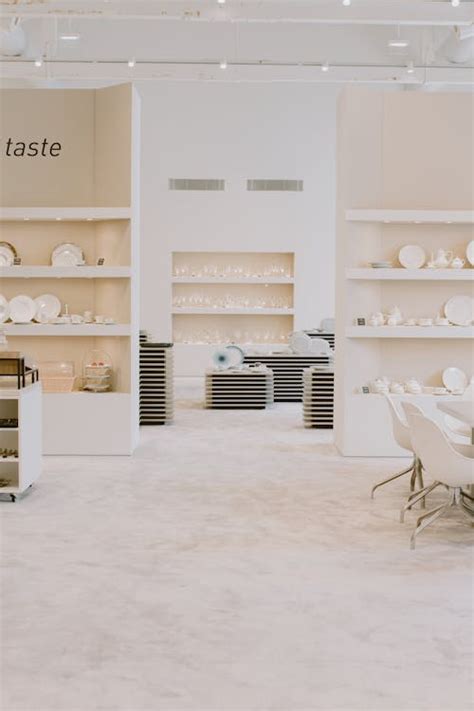 깨끗한 단순한 도기 미니멀리스트 밝은 선반 수직 쐈어 양탄자 의자 인테리어 주방용품에 관한 무료 스톡 사진