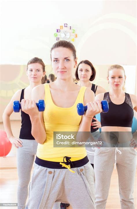 여성 피트니스 팀워크 개념 실내에서 바벨과 함께 운동하는 4 명의 선수 그룹 세로 이미지 20 29세에 대한 스톡 사진 및 기타 이미지 Istock