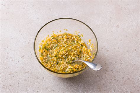 베이지색 질감의 배경에 으깬 호박 계란 설탕 오트밀이 섞인 유리 그릇 맛있는 수제 가을 패스트리 요리하기 귀리 가루에 대한 스톡 사진 및 기타 이미지 Istock