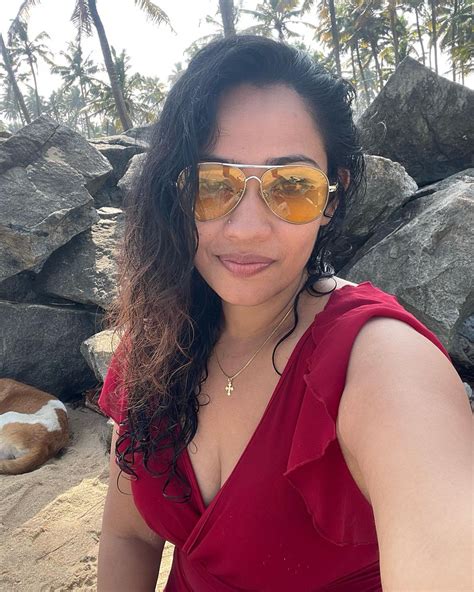 Malayalam Cine Artist Shemi Martin Looks Hot Beach Wear Shemi Martin