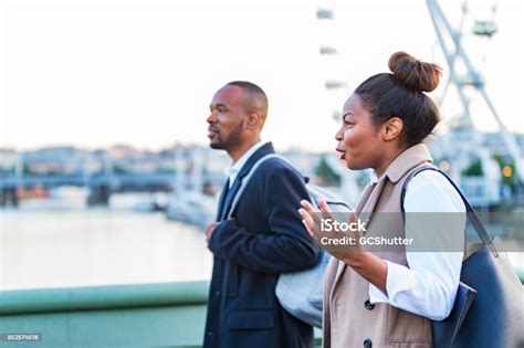 비즈니스 커플 웨스트 민스터 다리에 걸쳐 그들의 방법을 만들기 런던 잉글랜드에 대한 스톡 사진 및 기타 이미지 런던 잉글랜드 비즈니스 사람들 Istock