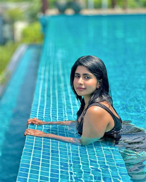 சீரியல் நடிகை பிரதிபாவா இப்படி நீச்சல் உடையில் வெளியிட்ட புகைப்படங்கள்