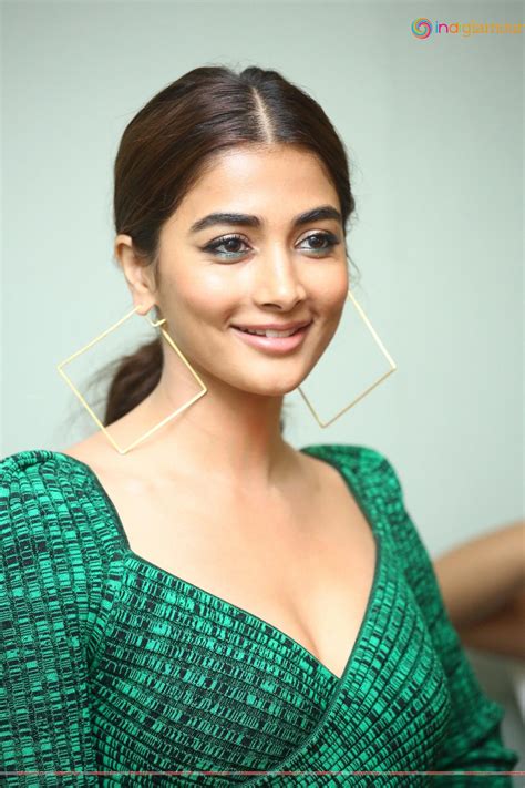 Pooja Hegde Actress Photo Image Pics And Stills