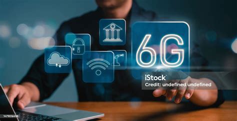 미래 기술 6g 네트워크 무선 시스템 및 Iot 가상 현실 화면을 만지는 사업가 스마트폰의 Wifi 및 스마트시티 통신망 글로벌 무선기기 30 34세에 대한 스톡 사진 및