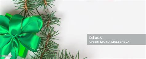 메리 크리스마스와 해피 홀리데이 인사말 카드 프레임 배너 흰색 배경 상단보기에 크리스마스 선물과 녹색 장식 새해 컨셉 플랫 레이 0명에 대한 스톡 사진 및 기타 이미지