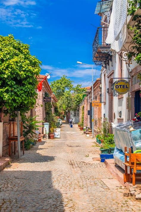 거리 장면 건축 경치 좋은 전망 고요한 관광 관광지 구시가지 그림 같은 기념품 가게 기이 한 낮 도시 경관 도시 탐사 맑은 하늘 매력적인 문화