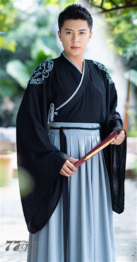 汉服 中国风传统汉服男交领上衣襦裙套装男装（黑蓝色） 【尺码】smlxl 【颜色】以实物为准 【材质】麻类混纺 【产品简介】本产品采用古风设计，高度重现了古风元素。桃之夭夭，灼灼其华