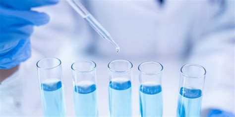 파란 유리제 시험관 유리 제품 액체 표본 피펫 장비 화학 화학 생명 공학 실험실 과학 연구 분석 실험 시험 산업 과학 제약 의료 Stem 주제에 대한 스톡 사진 및 기타