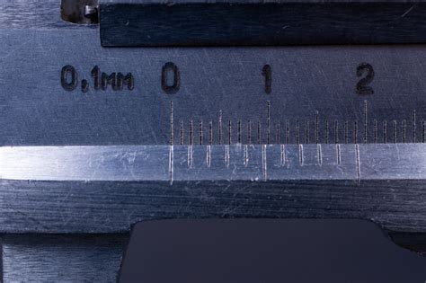 빈티지 스틸 캘리퍼스 도구 근접 촬영 초점을 조정 합니다 아주 좋은 상태에 있는 공구 미터 단위로 배율 조정 합니다 흐린 회색