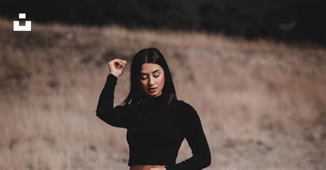 엉덩이에 손을 얹고 들판에 서 있는 여자 사진 Unsplash의 무료 얼굴 이미지