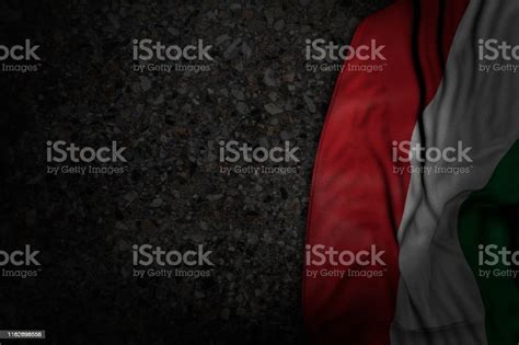 당신의 텍스트에 대한 무료 장소어두운 아스팔트에 큰 주름 헝가리 국기의 귀여운 어두운 사진 어떤 잔치 플래그 3d 그림 3차원 형태에 대한 스톡 사진 및 기타 이미지