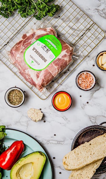 가방 고기 그릇 그리드 날 음식 대리석 배경 대리석 표면 레시피 마늘 머스타드 소스 미식가 빨간 고추 빵 소고기 소스 수직 쐈어 식사 준비