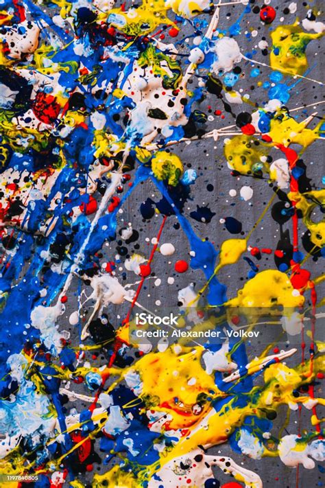 추상적 표현주의 떨어지는 기술을 사용하여 그린 그림 다른 색상을 혼합 하는 빨강 노란색 파란색 흰색 블랙 수직 방향 개념에 대한 스톡 사진 및 기타 이미지 Istock