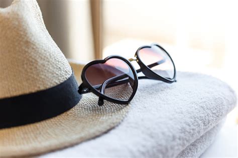 해변 여름 액세서리입니다 하트 모양선글라스 세련된 니트 밀짚 모자 흰색 수건 최소한의 여름 개념 플랫 레이 공간을 복사합니다 맨 위 보기 여름 휴가 배경 휴가 항목 개념에