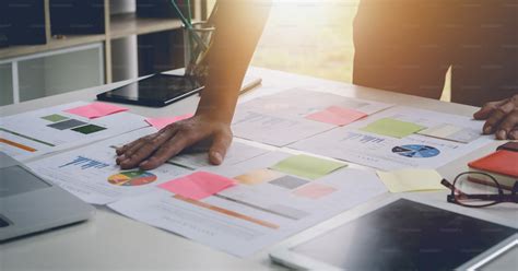 아시아 젊은 사업가 계획 전략 그의 사무실에서 직장에 대한 분석 빈티지 톤의 비즈니스 개념 사진 Unsplash의 태국 이미지