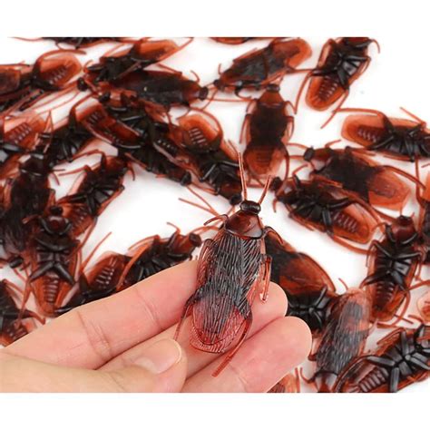 Cooplay 20pcs Fake Roaches Prank Cockroach Bugs Look Real Black Red