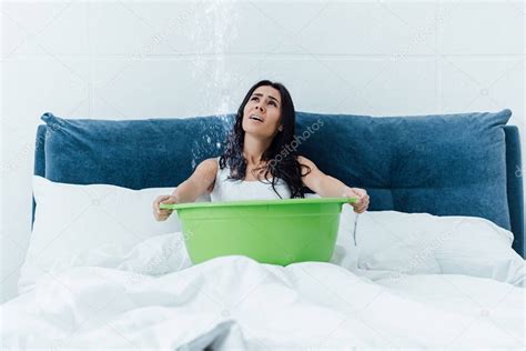 Chica Morena Estresada Con Lavabo Mirando El Agua Que Gotea Del Techo 2022
