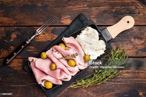 얇게 썬 프로슈토 코토 햄 그린 올리브 모짜렐라를 곁들인 이탈리아 안티파스토 나무 배경입니다 상의 View 0명에 대한 스톡 사진 및 기타 이미지 Istock
