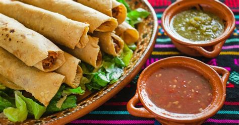 Flautas Mexicanas Con Carne Deshebrada De Res Platillo Tradicional