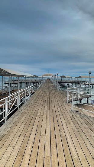 바다의 긴 나무 부두는 화창한 날에 여행과 휴식을위한 물로 이어집니다 부두 시점 0명에 대한 스톡 사진 및 기타 이미지 0명 건축물 경관 Istock