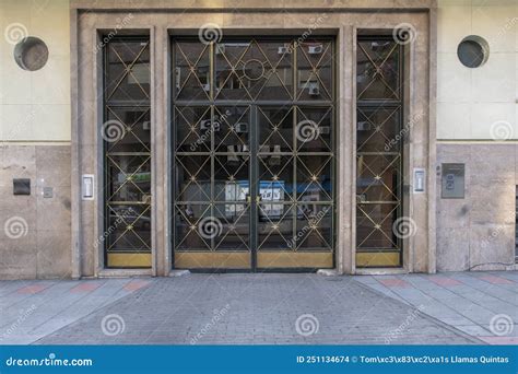 Fachada De Edificios Con Portal De Entrada Con Foto De Archivo Imagen