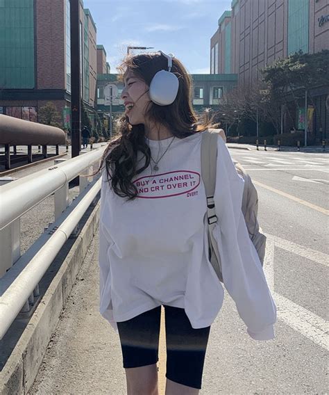 에이비글 Easy 이지 오버핏 박스 레터링 긴팔 롱 슬리브 티셔츠 간절기 가을 레이어드 영문 트임 맨투맨 살안타템 여름긴팔