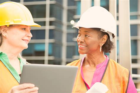 도시에서 건설 프로젝트에서 작업 하는 여성 엔지니어 또는 건축가 팀 줄기 Stem 주제에 대한 스톡 사진 및 기타 이미지 Stem 주제 건물 외관 건설 산업 Istock